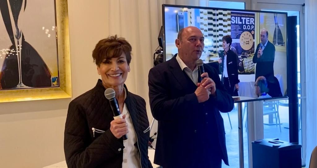 La giornalista televisiva Ronchi della Rocca ad Alassio: fiori e buone ...