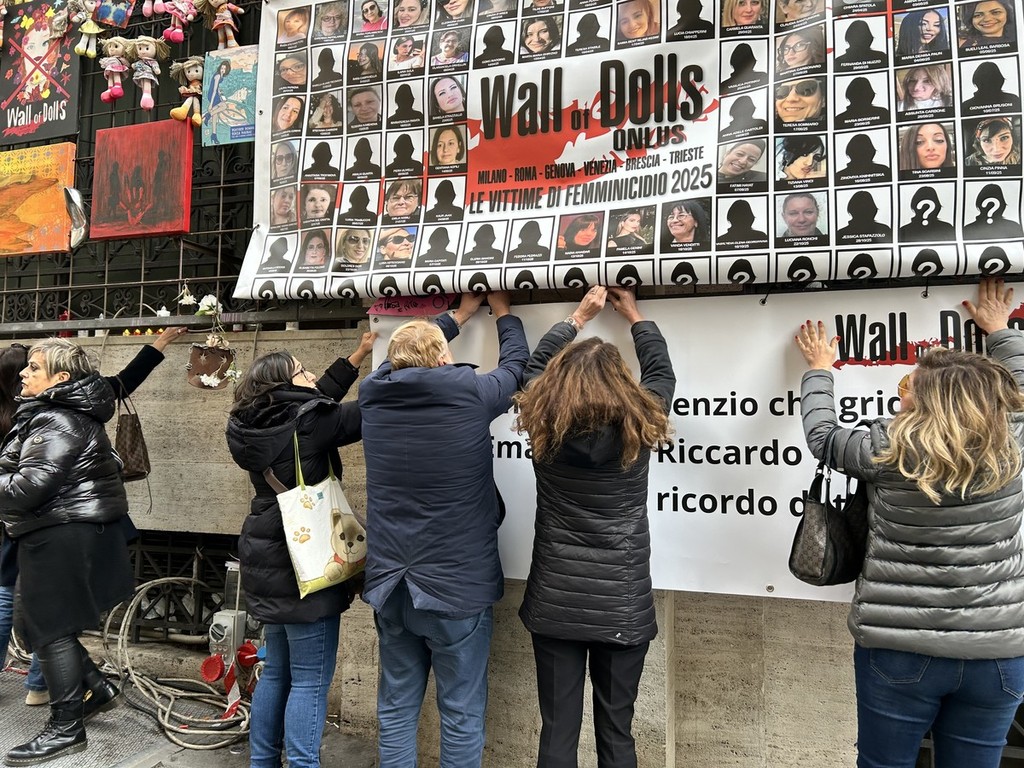 Wall of Dolls ricorda Emanuele Galeppini e le vittime di Crans-Montana ...