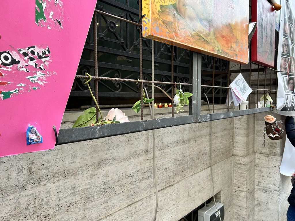 Wall of Dolls ricorda Emanuele Galeppini e le vittime di Crans-Montana ...