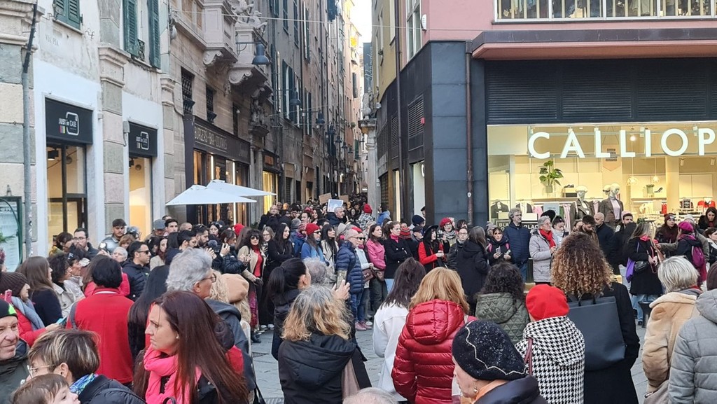 Savona, una passeggiata rumorosa per dire no ai femminicidi e in ... Savona, una passeggiata rumorosa per dire no ai femminicidi e in ...